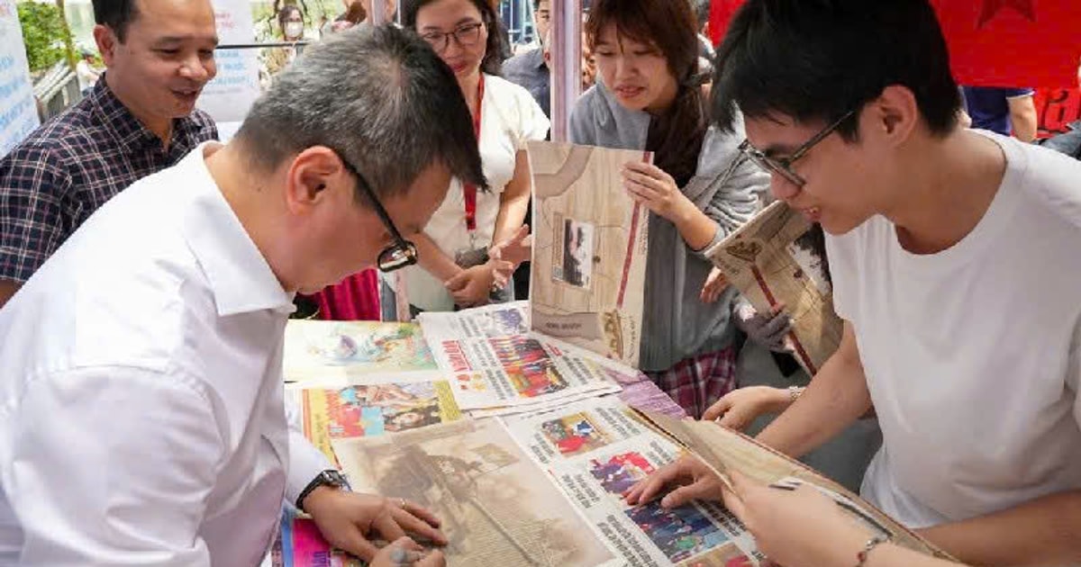 Báo Nhân Dân in thêm số lượng lớn phụ san phục vụ miễn phí cho độc giả ...